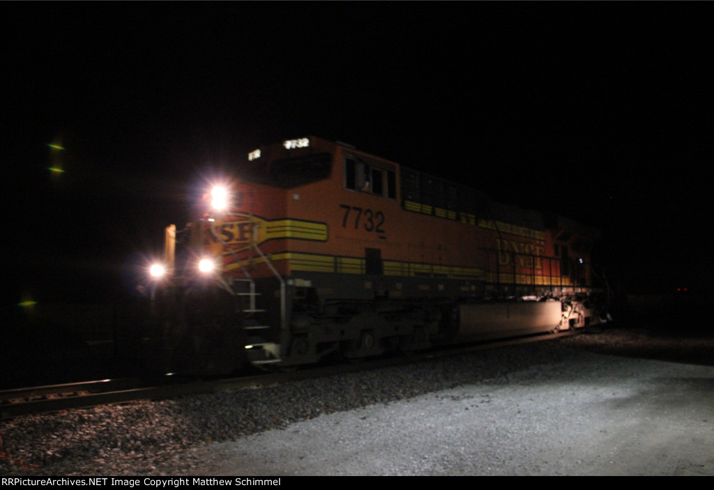 BNSF 7732 - Solo Leader On A Baretable